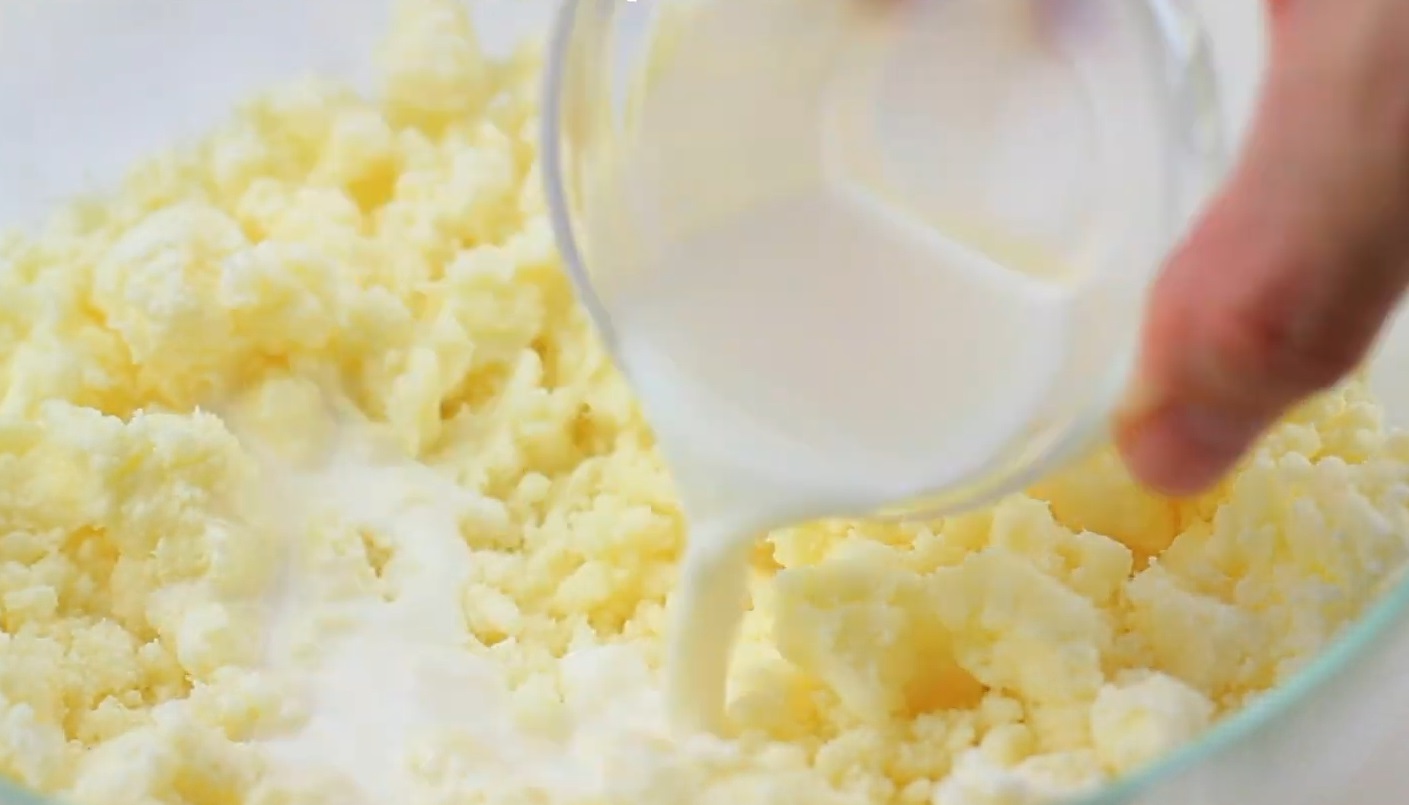 Quick Recipe Guide for Perfect Royal Blue Frosting - Madeleine Kitchen